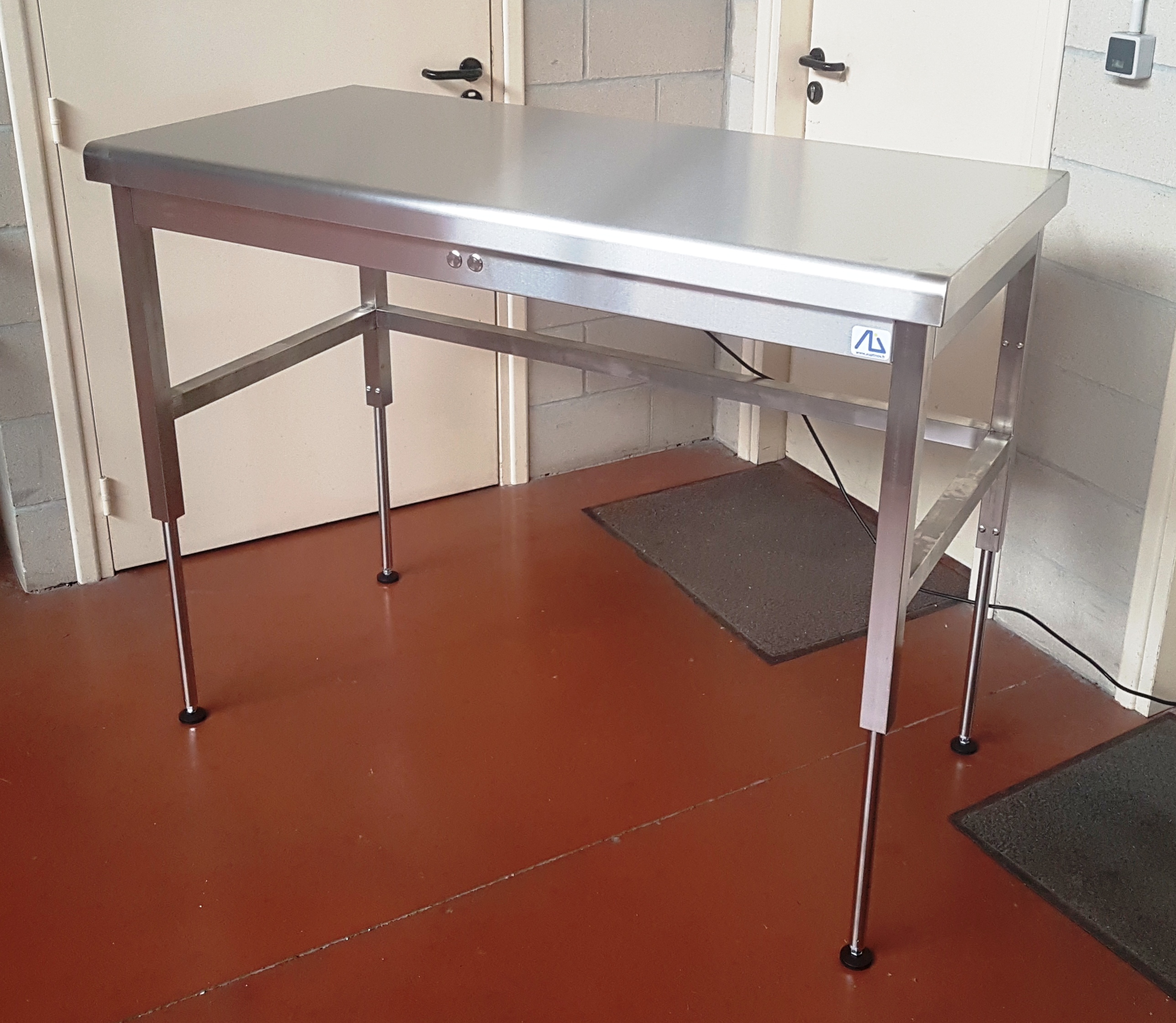 Table Inox réglable en hauteur sur une course de 40 cm - AUPTINOV